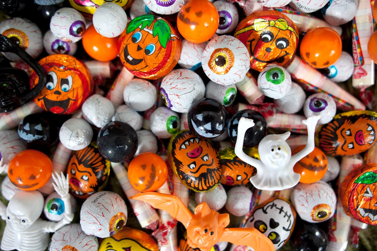 How to Handle Halloween Candy According to a Dietitian | Jefferson Health